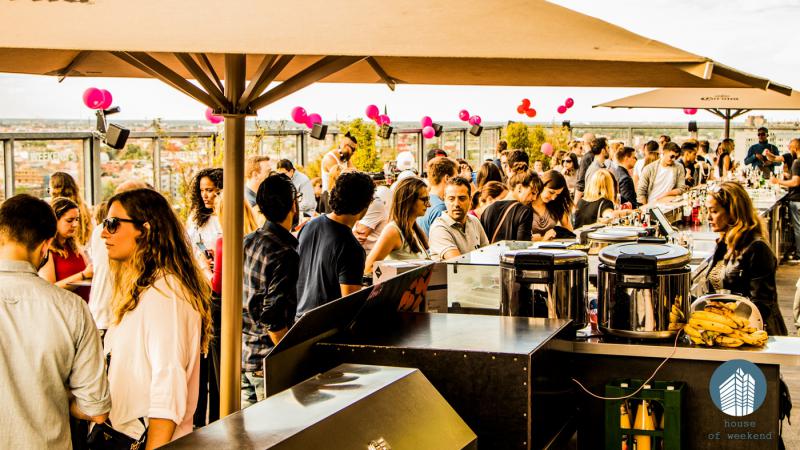 "Rooftop" des Weekend Club - Bars mit Panoramablick und Dachterrasse ...